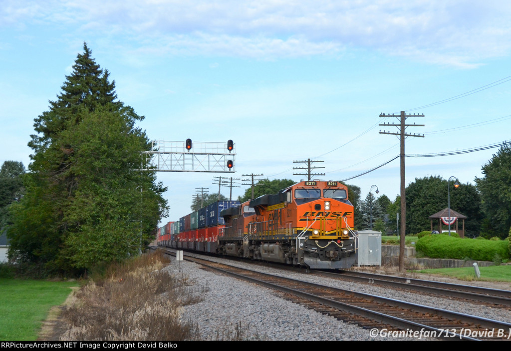 BNSF 8211